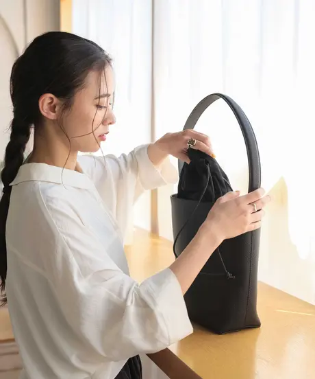 ONE HANDLE SHOULDER BAG middle | JISTORY