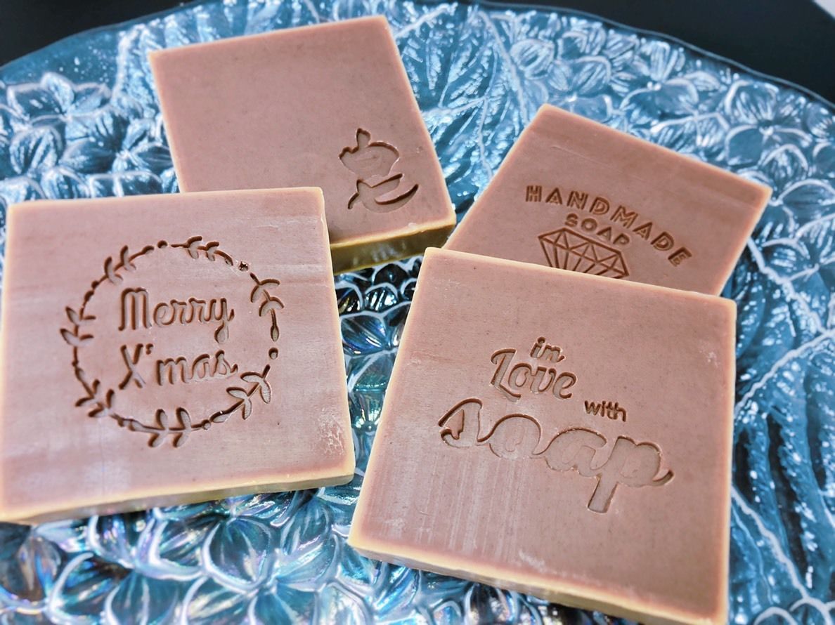 オーダーメイドのアクリルスタンプ（2個セット） | Happy Soaping