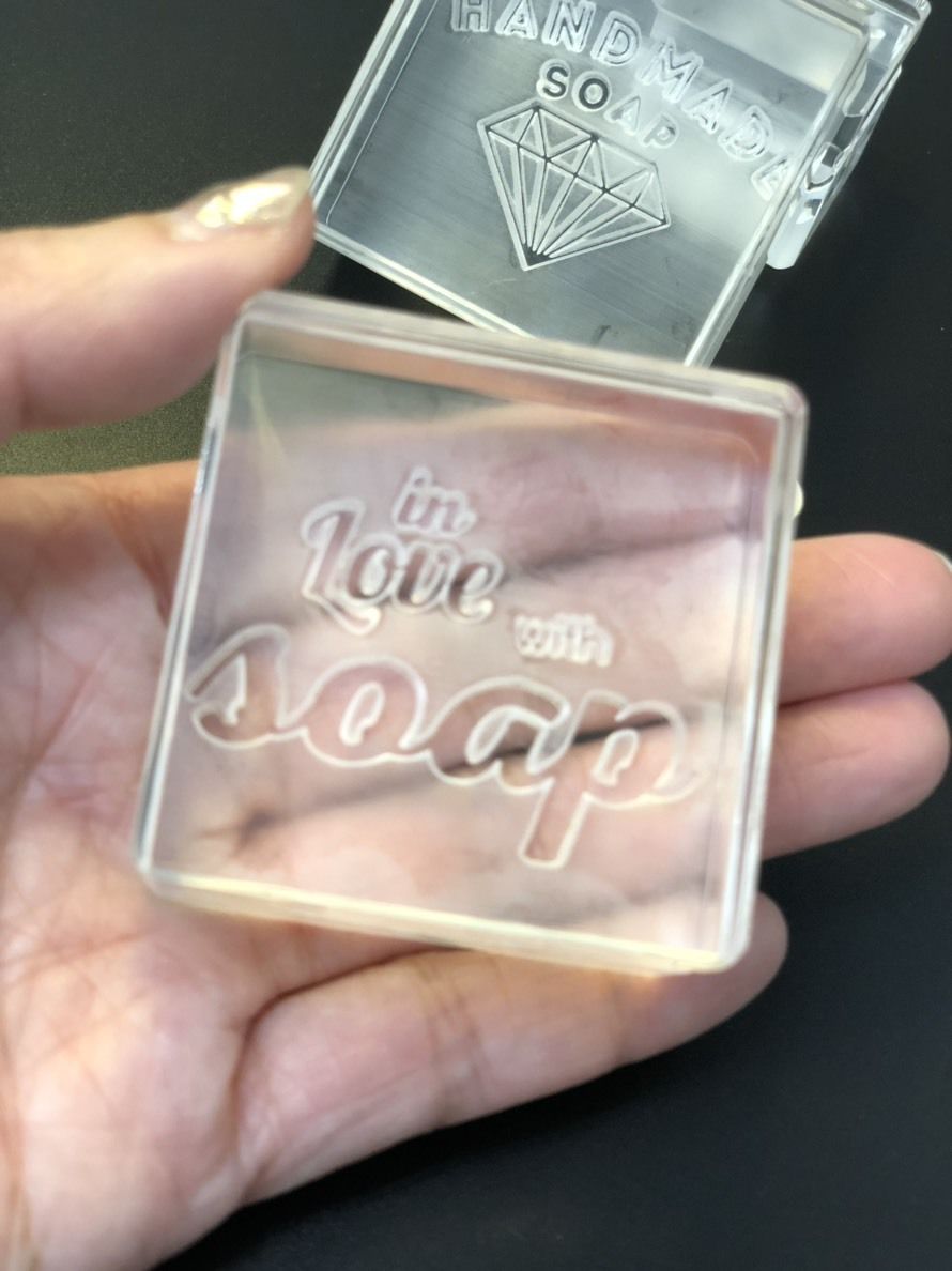 オーダーメイドのアクリルスタンプ（2個セット） | Happy Soaping