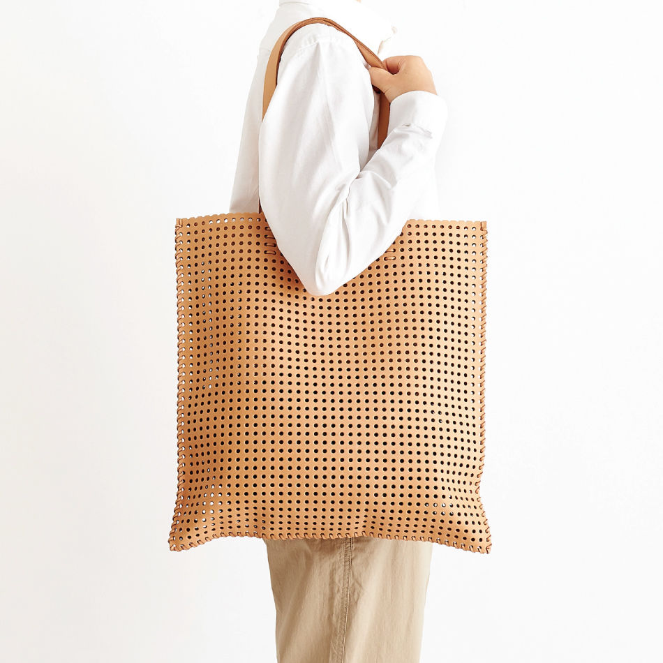 "KAGO" FLAT BAG - L ( NUDE / BLACK ) | i ro se ...
