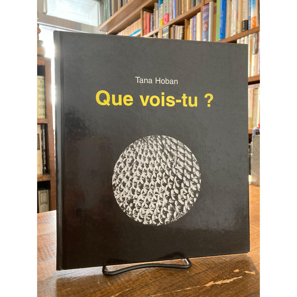 Que vois-tu? / Tana Hoban | 三日月書店 Mikazuki Books