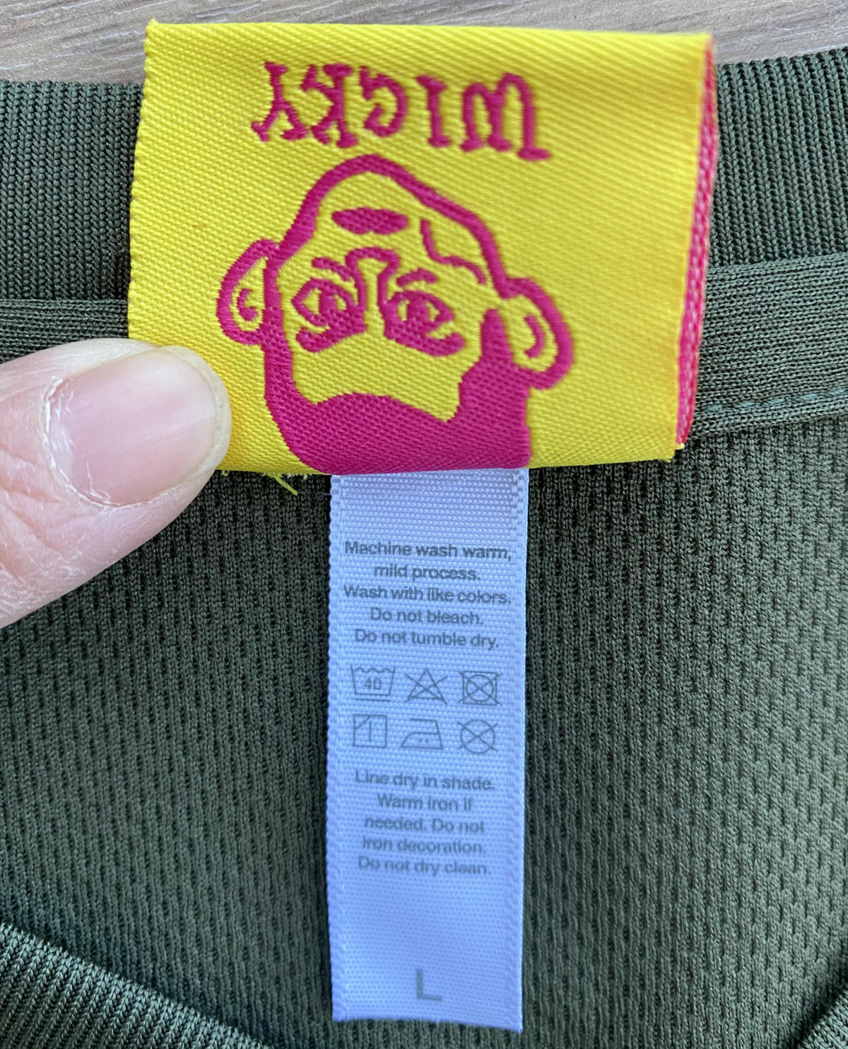 WICKY LOGO DRY V NECK T KHAKI | WICKY ART SHOP