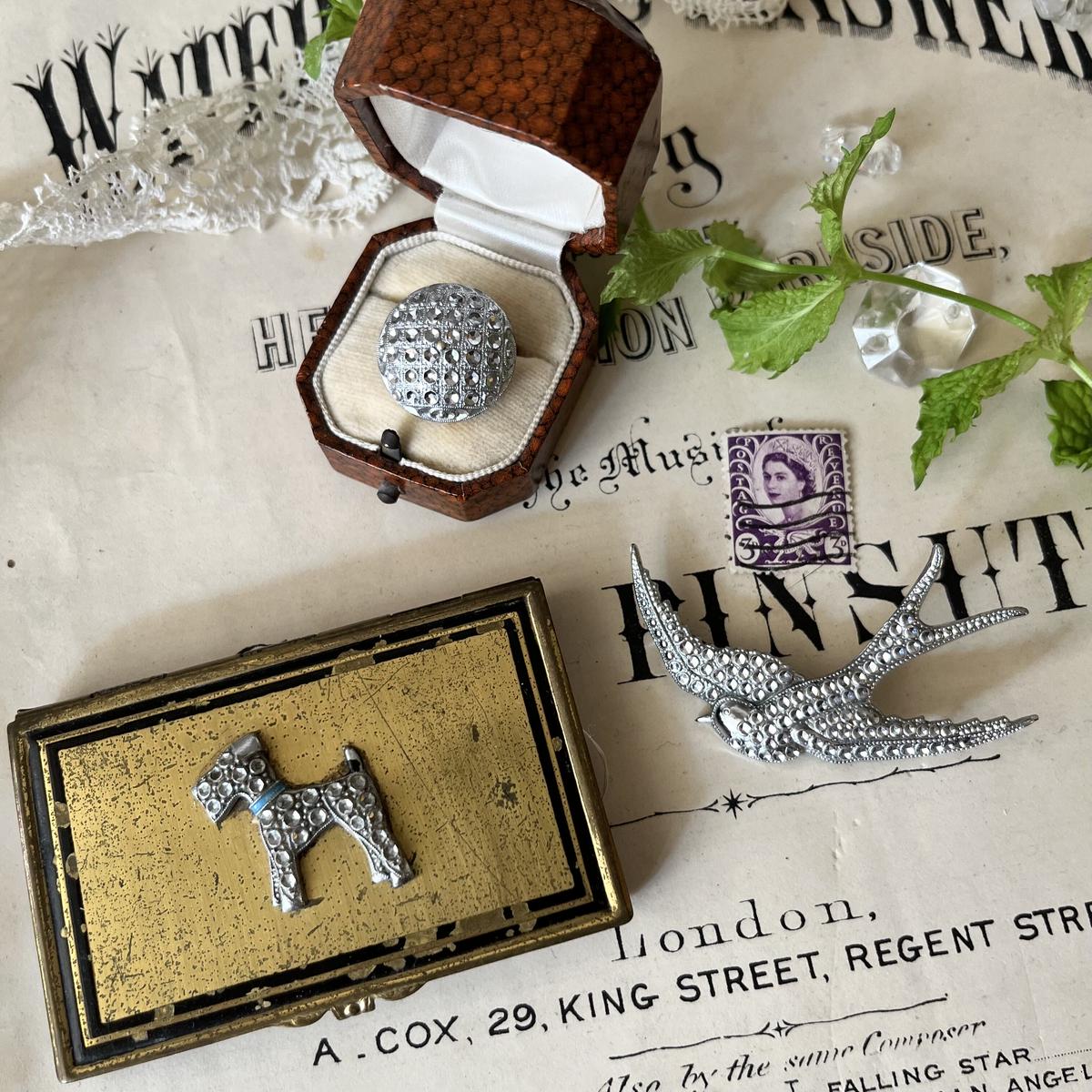 ab-233/ メタル製つばめのブローチ | PISKEY -イギリスのふるいものかわいいもの-