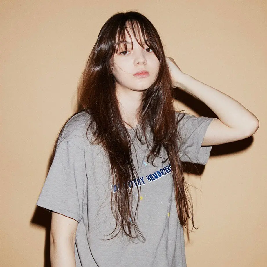 GLITTER PRINT TEE | Dorothy Hendricks